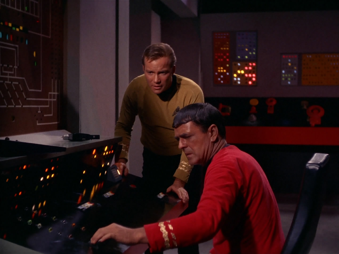 Did Star Trek Never Show Scotty’s Full Right Hand on the Show?